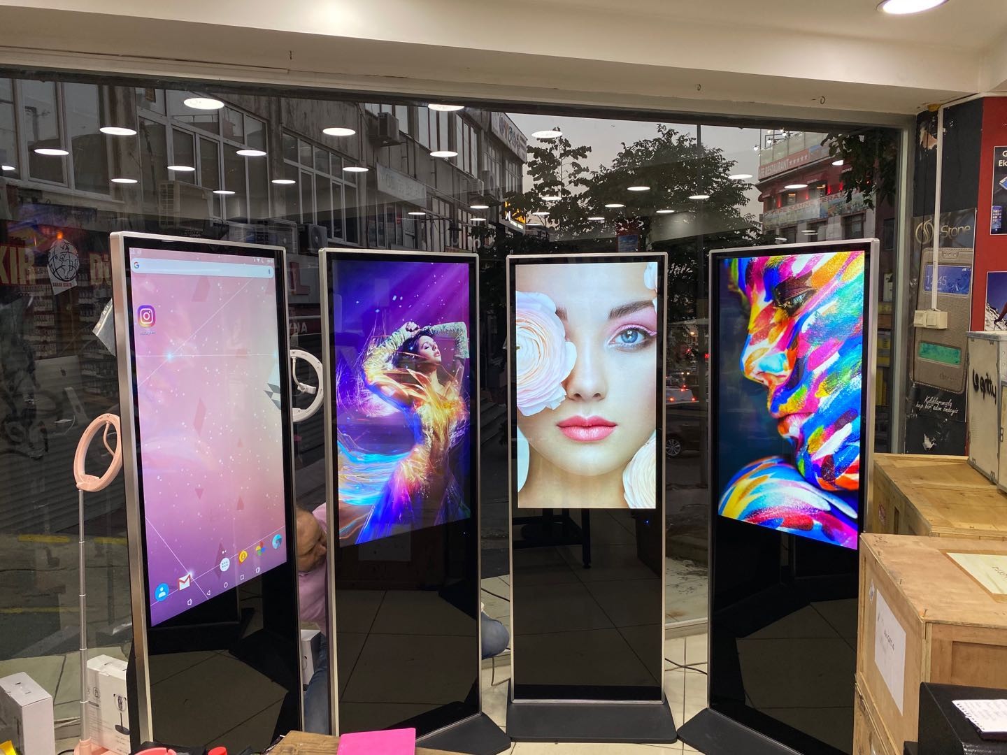 VETO 43 49 55 Inch Indoor Shopping Mall Lcd Display Floor Standing ...